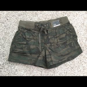 a.n.a | Shorts | Ana Shorts Camo Size Green | Poshmark